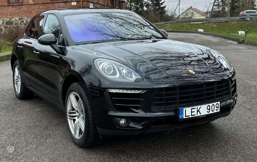 Black Porsche Macan 2017 in Elektrenai, with an engine capacity of 3.00 L and mileage of 106 thousand km for 25200 €, photo 8 on AUTOMOTO.COM.LV