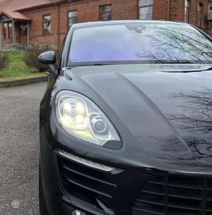Black Porsche Macan 2017 in Elektrenai, with an engine capacity of 3.00 L and mileage of 106 thousand km for 25200 €, photo 10 on AUTOMOTO.COM.LV
