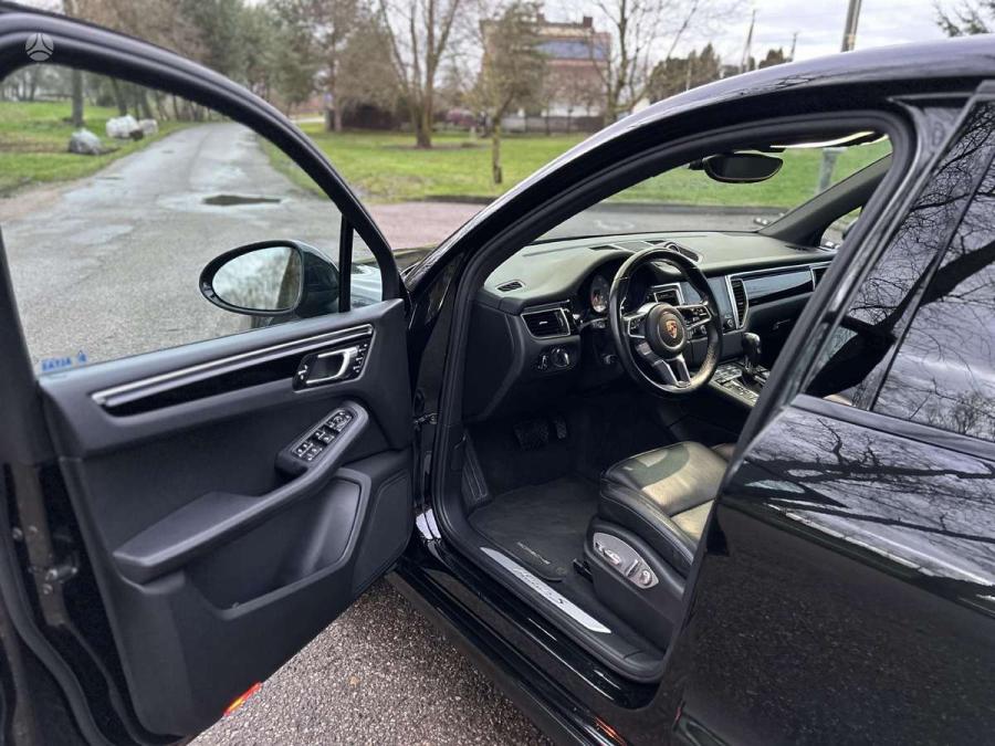 Black Porsche Macan 2017 in Elektrenai, with an engine capacity of 3.00 L and mileage of 106 thousand km for 25200 €, photo 15 on AUTOMOTO.COM.LV