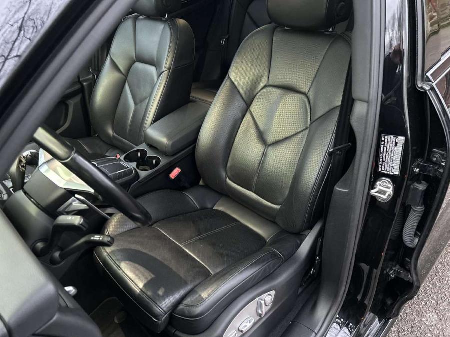 Black Porsche Macan 2017 in Elektrenai, with an engine capacity of 3.00 L and mileage of 106 thousand km for 25200 €, photo 18 on AUTOMOTO.COM.LV