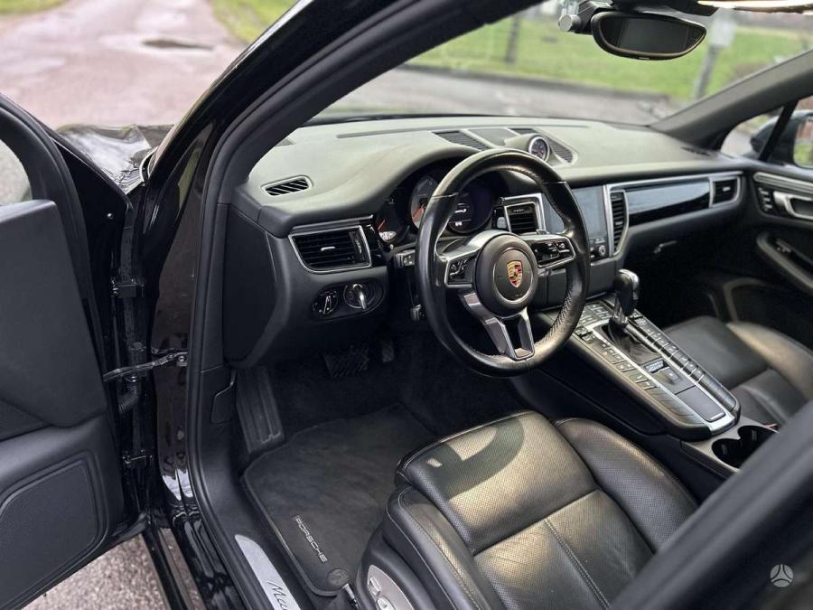 Black Porsche Macan 2017 in Elektrenai, with an engine capacity of 3.00 L and mileage of 106 thousand km for 25200 €, photo 19 on AUTOMOTO.COM.LV