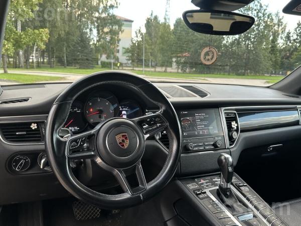 Black Porsche Macan 2017 in Aizkraukle, with an engine capacity of 3.00 L and mileage of 283 thousand km for 23150 €, photo 8 on AUTOMOTO.COM.LV