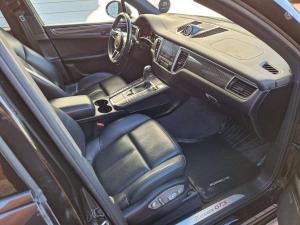 Black Porsche Macan 2017 in Taurage, with an engine capacity of 3.00 L and mileage of 186 thousand km for 26000 €, photo 8 on AUTOMOTO.COM.LV