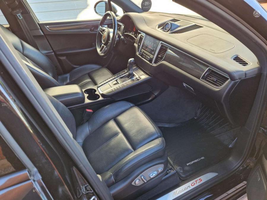 Black Porsche Macan 2017 in Taurage, with an engine capacity of 3.00 L and mileage of 186 thousand km for 26000 €, photo 8 on AUTOMOTO.COM.LV