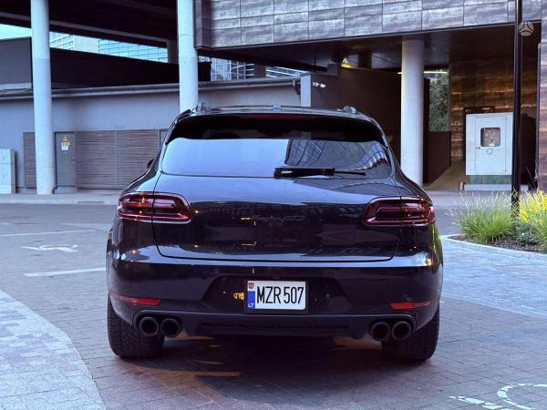 Black Porsche Macan 2017 in Vilnius, with an engine capacity of 3.00 L and mileage of 140 thousand km for 27500 €, photo 5 on AUTOMOTO.COM.LV