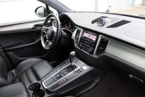 Black Porsche Macan 2017 in Klaipeda, with an engine capacity of 3.60 L and mileage of 110 thousand km for 20900 €, photo 12 on AUTOMOTO.COM.LV