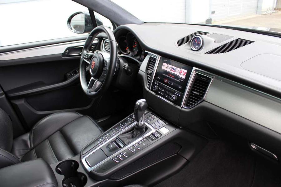 Black Porsche Macan 2017 in Klaipeda, with an engine capacity of 3.60 L and mileage of 110 thousand km for 20900 €, photo 12 on AUTOMOTO.COM.LV