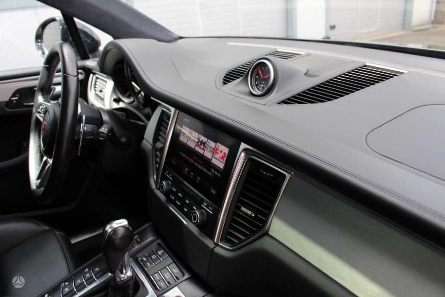 Black Porsche Macan 2017 in Klaipeda, with an engine capacity of 3.60 L and mileage of 110 thousand km for 20900 €, photo 14 on AUTOMOTO.COM.LV