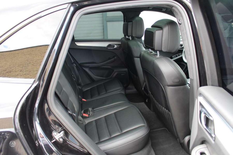 Black Porsche Macan 2017 in Klaipeda, with an engine capacity of 3.60 L and mileage of 110 thousand km for 20900 €, photo 16 on AUTOMOTO.COM.LV