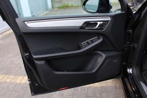 Black Porsche Macan 2017 in Klaipeda, with an engine capacity of 3.60 L and mileage of 110 thousand km for 20900 €, photo 18 on AUTOMOTO.COM.LV