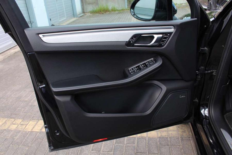 Black Porsche Macan 2017 in Klaipeda, with an engine capacity of 3.60 L and mileage of 110 thousand km for 20900 €, photo 18 on AUTOMOTO.COM.LV