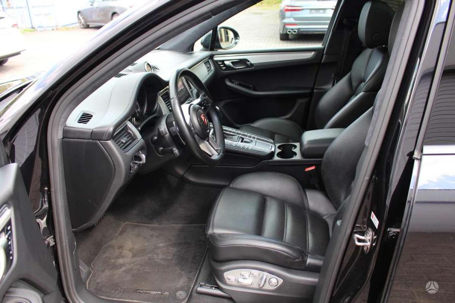 Black Porsche Macan 2017 in Klaipeda, with an engine capacity of 3.60 L and mileage of 110 thousand km for 20900 €, photo 19 on AUTOMOTO.COM.LV