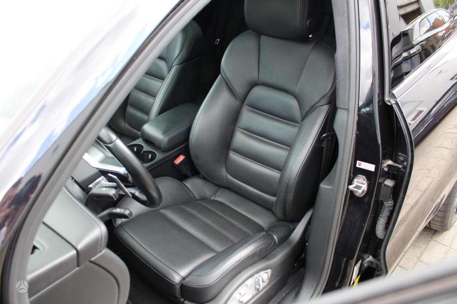 Black Porsche Macan 2017 in Klaipeda, with an engine capacity of 3.60 L and mileage of 110 thousand km for 20900 €, photo 20 on AUTOMOTO.COM.LV