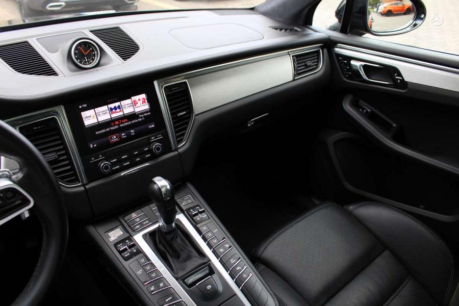 Black Porsche Macan 2017 in Klaipeda, with an engine capacity of 3.60 L and mileage of 110 thousand km for 20900 €, photo 22 on AUTOMOTO.COM.LV