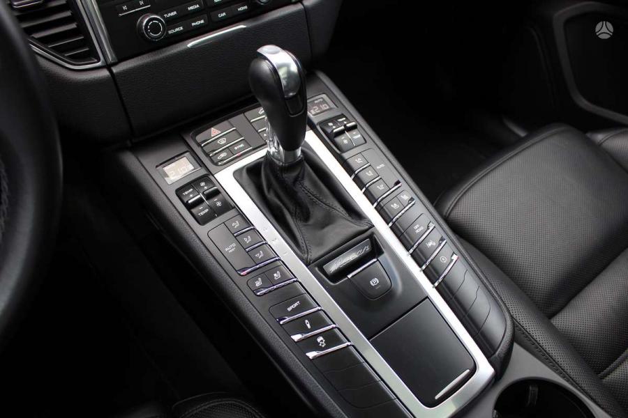 Black Porsche Macan 2017 in Klaipeda, with an engine capacity of 3.60 L and mileage of 110 thousand km for 20900 €, photo 25 on AUTOMOTO.COM.LV