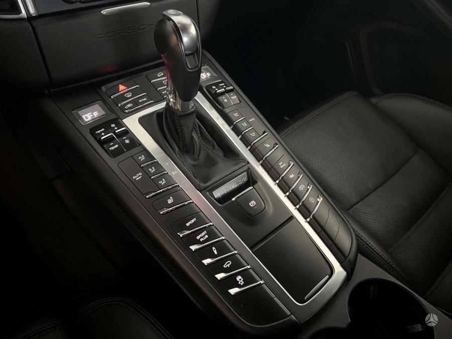 Black Porsche Macan 2017 in Kaunas, with an engine capacity of 3.00 L and mileage of 169 thousand km for 31999 €, photo 16 on AUTOMOTO.COM.LV