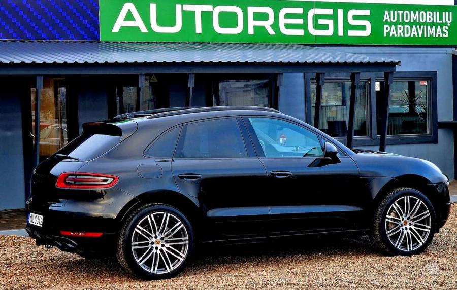 Black Porsche Macan 2018 in Kretinga, with an engine capacity of 3.00 L and mileage of 73 thousand km for 27999 €, photo 6 on AUTOMOTO.COM.LV