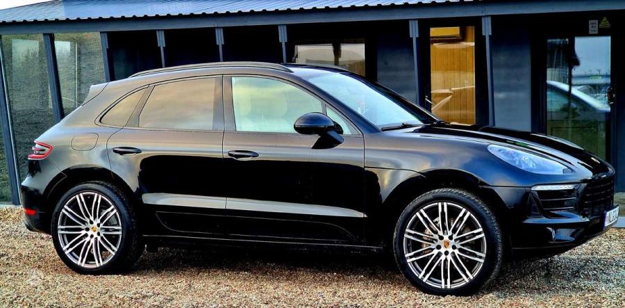 Black Porsche Macan 2018 in Kretinga, with an engine capacity of 3.00 L and mileage of 73 thousand km for 27999 €, photo 7 on AUTOMOTO.COM.LV
