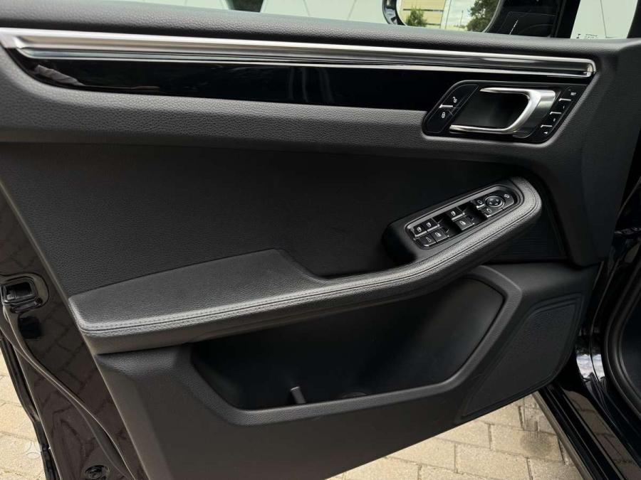 Black Porsche Macan 2018 in Vilnius, with an engine capacity of 3.00 L and mileage of 8 thousand km for 24500 €, photo 14 on AUTOMOTO.COM.LV