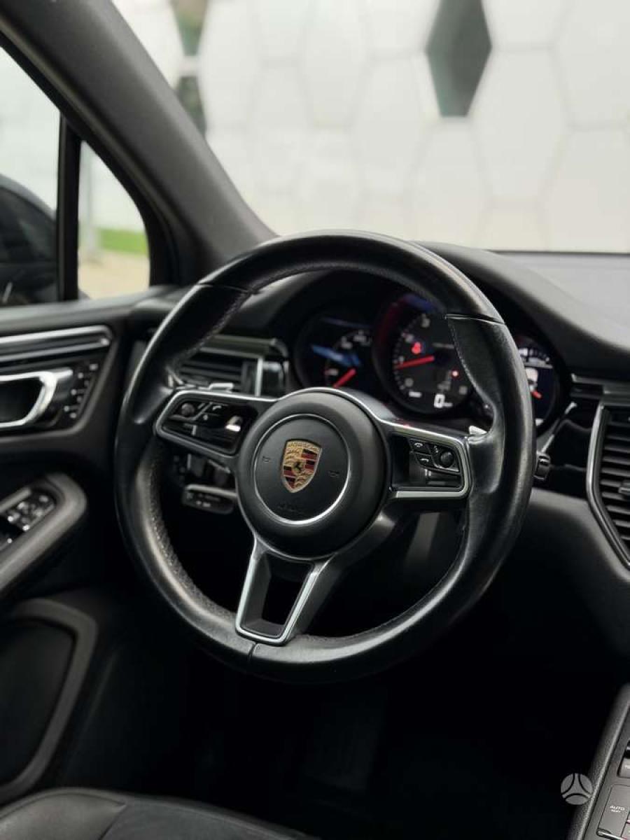 Black Porsche Macan 2018 in Vilnius, with an engine capacity of 3.00 L and mileage of 8 thousand km for 24500 €, photo 23 on AUTOMOTO.COM.LV