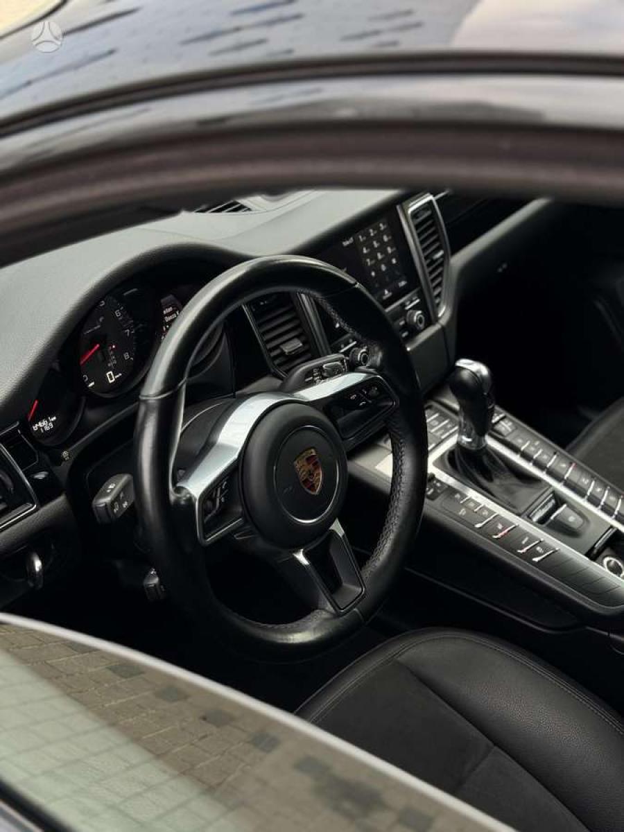 Black Porsche Macan 2018 in Vilnius, with an engine capacity of 3.00 L and mileage of 8 thousand km for 24500 €, photo 24 on AUTOMOTO.COM.LV