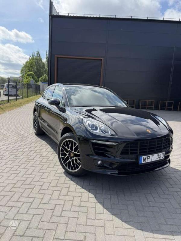 Black Porsche Macan 2018 in Klaipeda, with an engine capacity of 1.98 L and mileage of 114 thousand km for 27000 €, photo 1 on AUTOMOTO.COM.LV