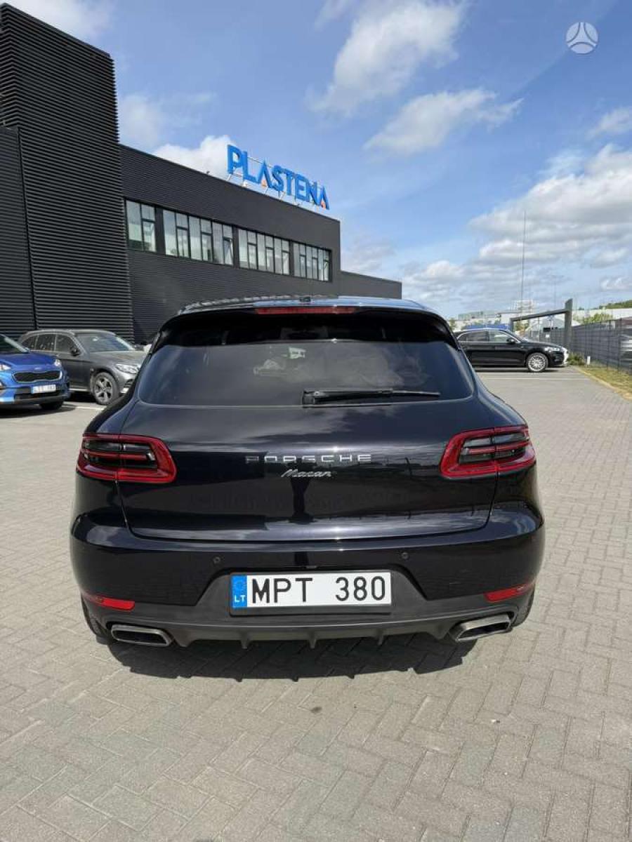 Black Porsche Macan 2018 in Klaipeda, with an engine capacity of 1.98 L and mileage of 114 thousand km for 27000 €, photo 4 on AUTOMOTO.COM.LV