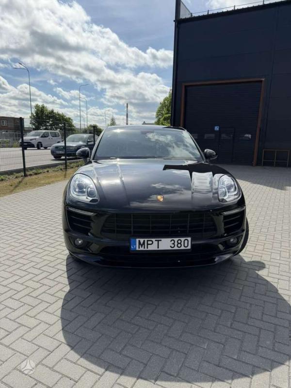 Black Porsche Macan 2018 in Klaipeda, with an engine capacity of 1.98 L and mileage of 114 thousand km for 27000 €, photo 4 on AUTOMOTO.COM.LV