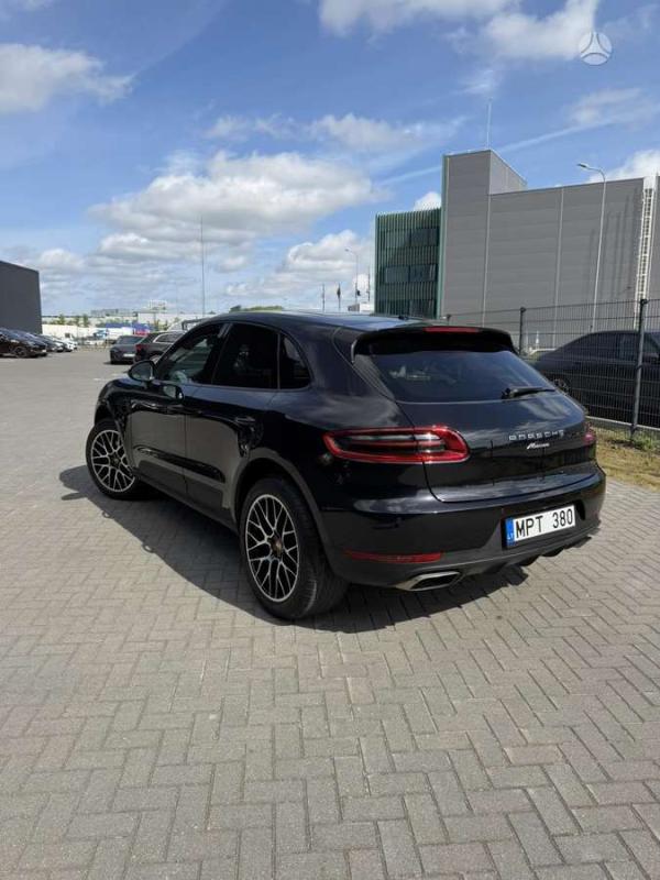 Black Porsche Macan 2018 in Klaipeda, with an engine capacity of 1.98 L and mileage of 114 thousand km for 27000 €, photo 9 on AUTOMOTO.COM.LV