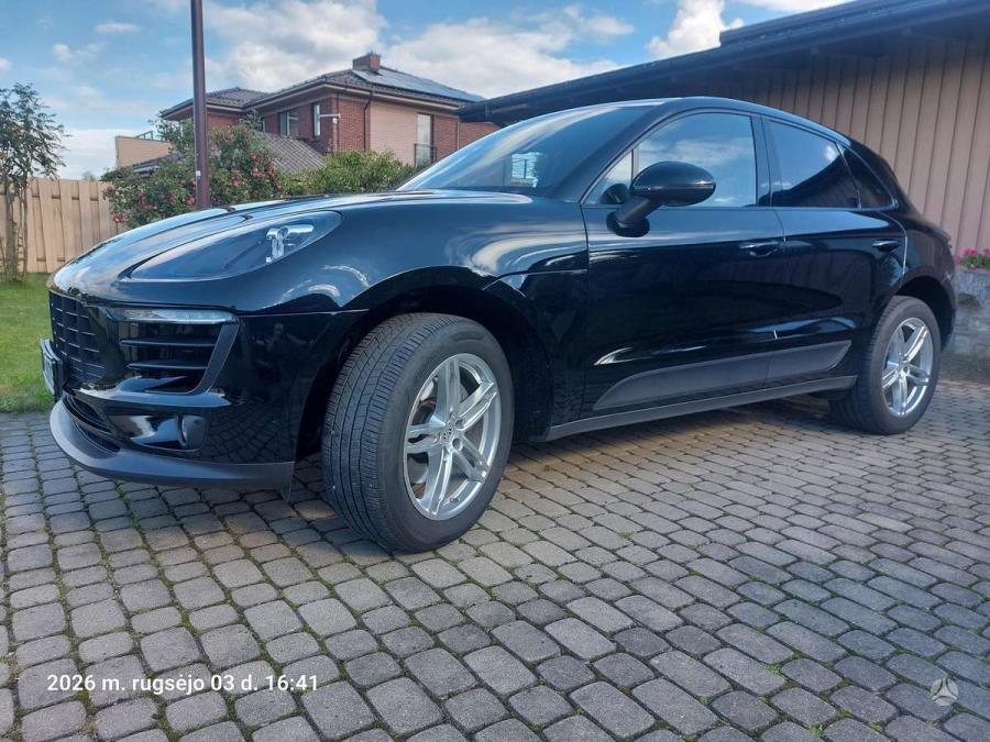 Black Porsche Macan 2018 in Vilnius, with an engine capacity of 1.98 L and mileage of 54 thousand km for 29900 €, photo 3 on AUTOMOTO.COM.LV