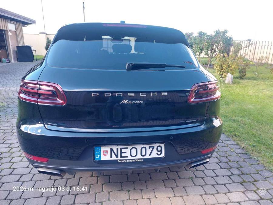 Black Porsche Macan 2018 in Vilnius, with an engine capacity of 1.98 L and mileage of 54 thousand km for 29900 €, photo 7 on AUTOMOTO.COM.LV