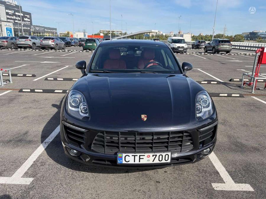 Black Porsche Macan 2018 in Vilnius, with an engine capacity of 1.98 L and mileage of 131 thousand km for 28500 €, photo 4 on AUTOMOTO.COM.LV