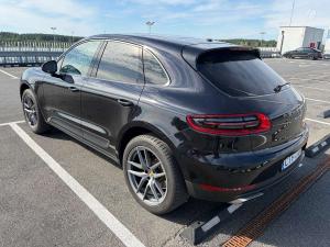 Black Porsche Macan 2018 in Vilnius, with an engine capacity of 1.98 L and mileage of 131 thousand km for 28500 €, photo 6 on AUTOMOTO.COM.LV
