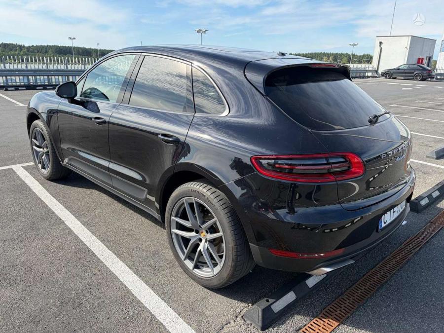 Black Porsche Macan 2018 in Vilnius, with an engine capacity of 1.98 L and mileage of 131 thousand km for 28500 €, photo 6 on AUTOMOTO.COM.LV