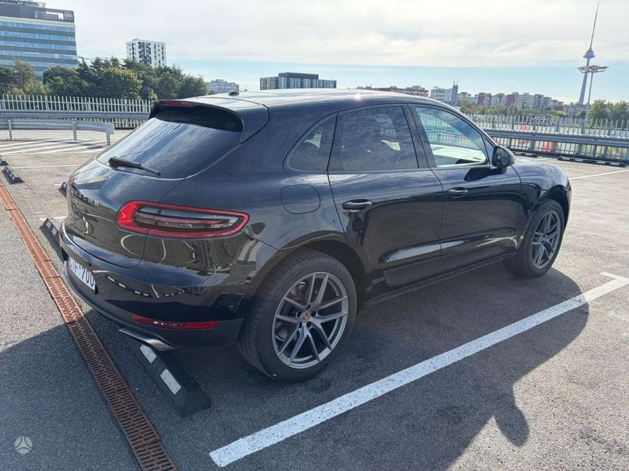 Black Porsche Macan 2018 in Vilnius, with an engine capacity of 1.98 L and mileage of 131 thousand km for 28500 €, photo 7 on AUTOMOTO.COM.LV