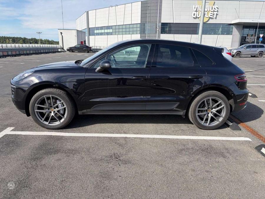 Black Porsche Macan 2018 in Vilnius, with an engine capacity of 1.98 L and mileage of 131 thousand km for 28500 €, photo 8 on AUTOMOTO.COM.LV