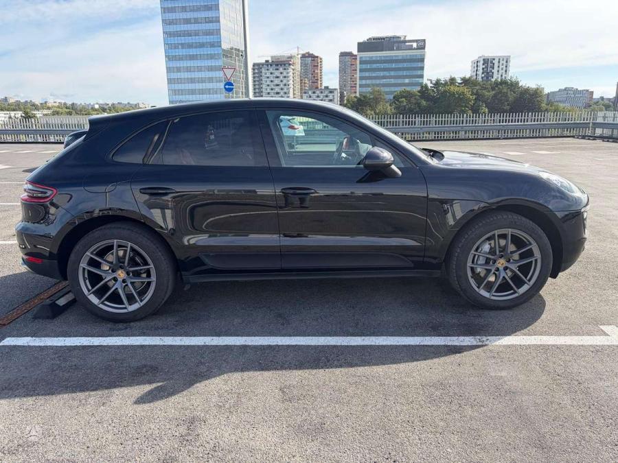 Black Porsche Macan 2018 in Vilnius, with an engine capacity of 1.98 L and mileage of 131 thousand km for 28500 €, photo 9 on AUTOMOTO.COM.LV