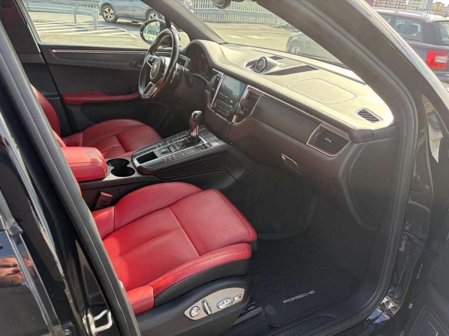 Black Porsche Macan 2018 in Vilnius, with an engine capacity of 1.98 L and mileage of 131 thousand km for 28500 €, photo 12 on AUTOMOTO.COM.LV
