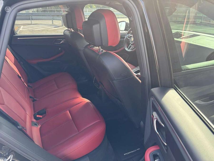 Black Porsche Macan 2018 in Vilnius, with an engine capacity of 1.98 L and mileage of 131 thousand km for 28500 €, photo 13 on AUTOMOTO.COM.LV