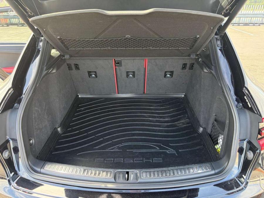 Black Porsche Macan 2018 in Vilnius, with an engine capacity of 1.98 L and mileage of 131 thousand km for 28500 €, photo 14 on AUTOMOTO.COM.LV