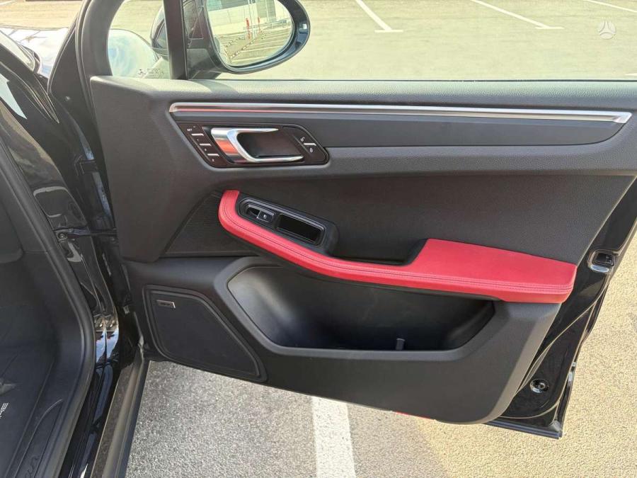 Black Porsche Macan 2018 in Vilnius, with an engine capacity of 1.98 L and mileage of 131 thousand km for 28500 €, photo 16 on AUTOMOTO.COM.LV