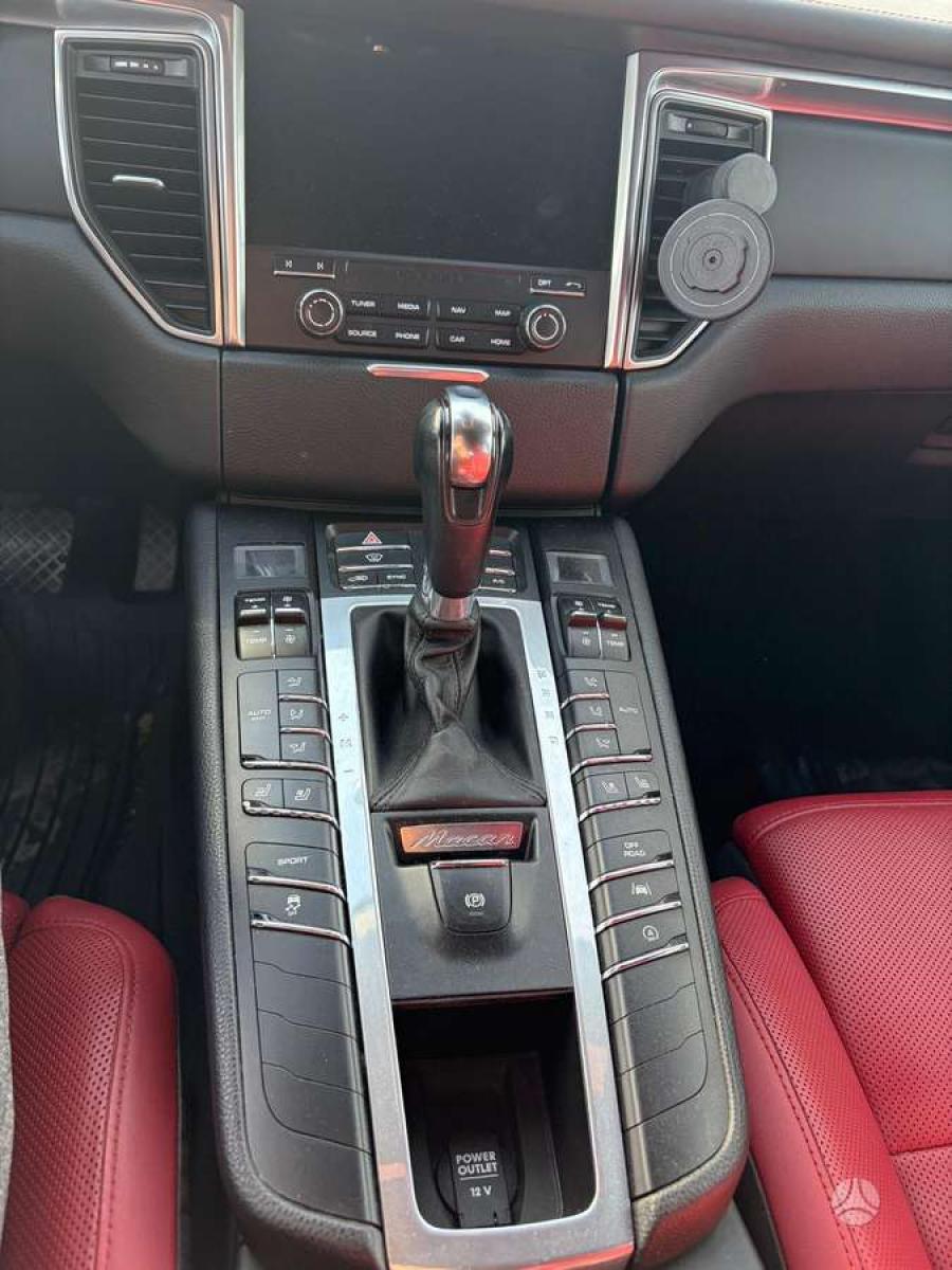 Black Porsche Macan 2018 in Vilnius, with an engine capacity of 1.98 L and mileage of 131 thousand km for 28500 €, photo 17 on AUTOMOTO.COM.LV