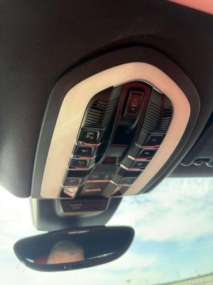 Black Porsche Macan 2018 in Vilnius, with an engine capacity of 1.98 L and mileage of 131 thousand km for 28500 €, photo 18 on AUTOMOTO.COM.LV