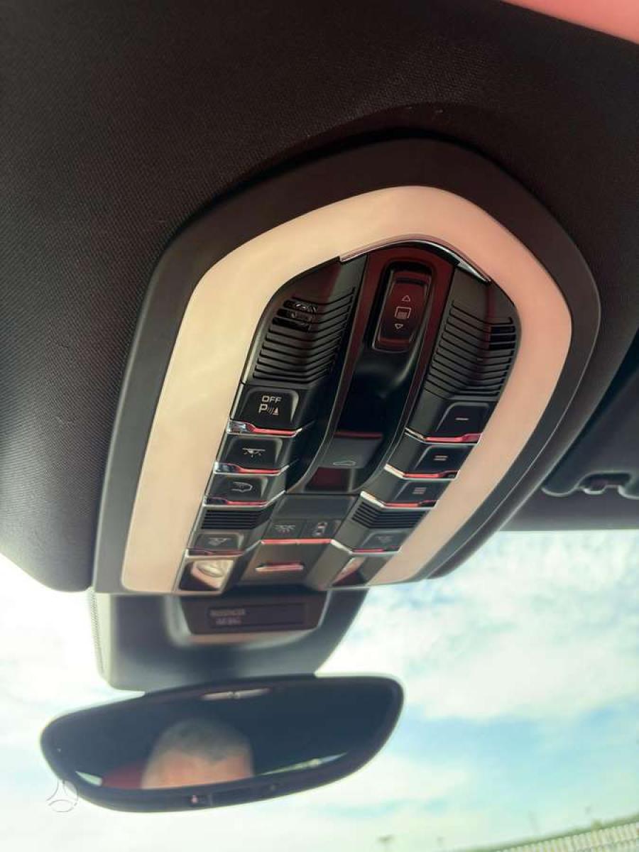 Black Porsche Macan 2018 in Vilnius, with an engine capacity of 1.98 L and mileage of 131 thousand km for 28500 €, photo 18 on AUTOMOTO.COM.LV