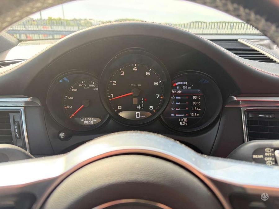 Black Porsche Macan 2018 in Vilnius, with an engine capacity of 1.98 L and mileage of 131 thousand km for 28500 €, photo 19 on AUTOMOTO.COM.LV