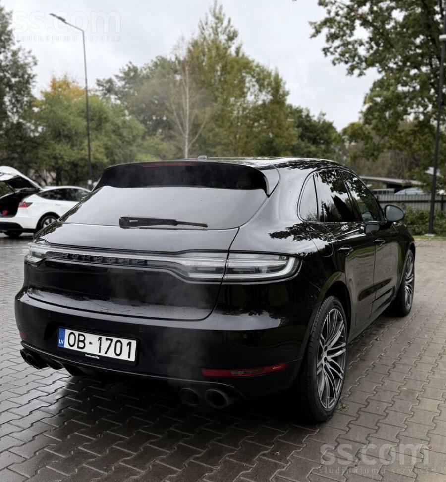 Black Porsche Macan 2018 in Riga, with an engine capacity of 3.00 L and mileage of 112 thousand km for 40400 €, photo 3 on AUTOMOTO.COM.LV