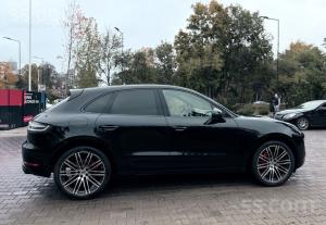 Black Porsche Macan 2018 in Riga, with an engine capacity of 3.00 L and mileage of 112 thousand km for 40400 €, photo 4 on AUTOMOTO.COM.LV