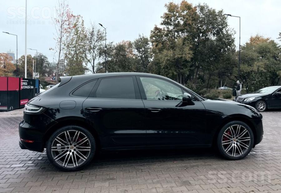 Black Porsche Macan 2018 in Riga, with an engine capacity of 3.00 L and mileage of 112 thousand km for 40400 €, photo 4 on AUTOMOTO.COM.LV
