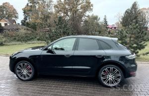 Black Porsche Macan 2018 in Riga, with an engine capacity of 3.00 L and mileage of 112 thousand km for 40400 €, photo 5 on AUTOMOTO.COM.LV