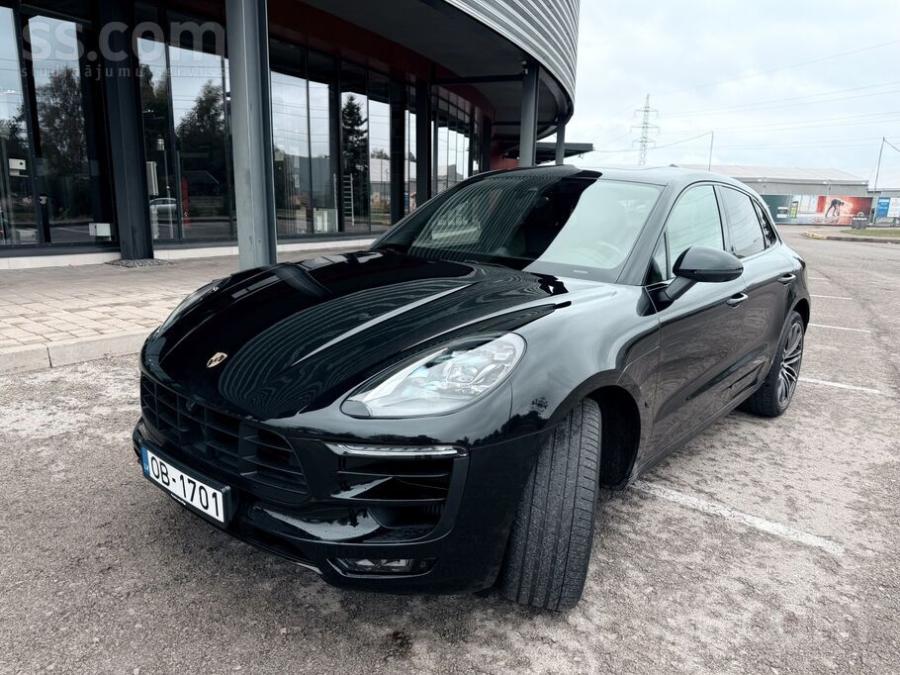 Black Porsche Macan 2018 in Riga, with an engine capacity of 3.00 L and mileage of 112 thousand km for 40400 €, photo 8 on AUTOMOTO.COM.LV